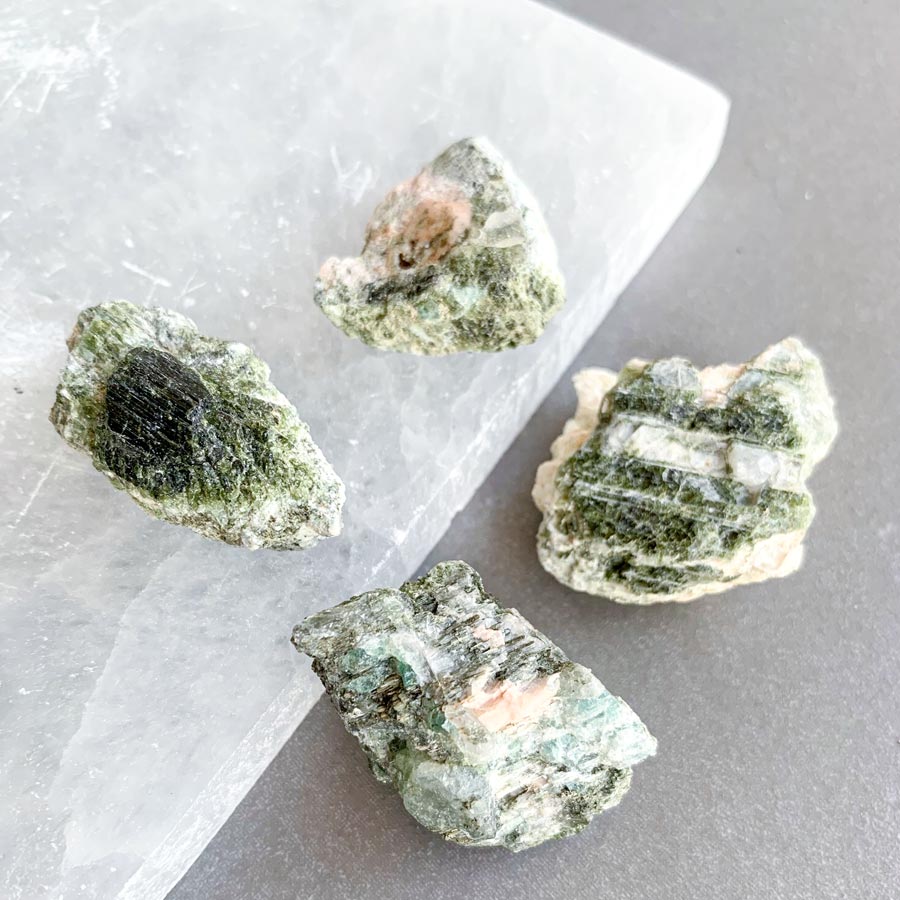 Turmalina Verde em bruto - Loja de Cristais Surya Cristais