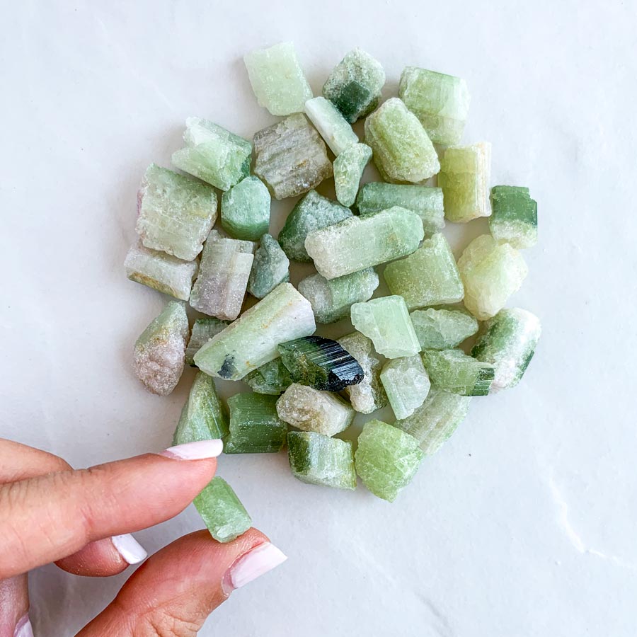 Turmalina Verde em bruto - Evolução pessoal - Surya Cristais