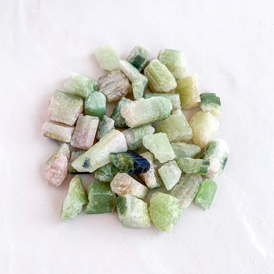 Turmalina Verde em bruto - Evolução pessoal - Surya Cristais