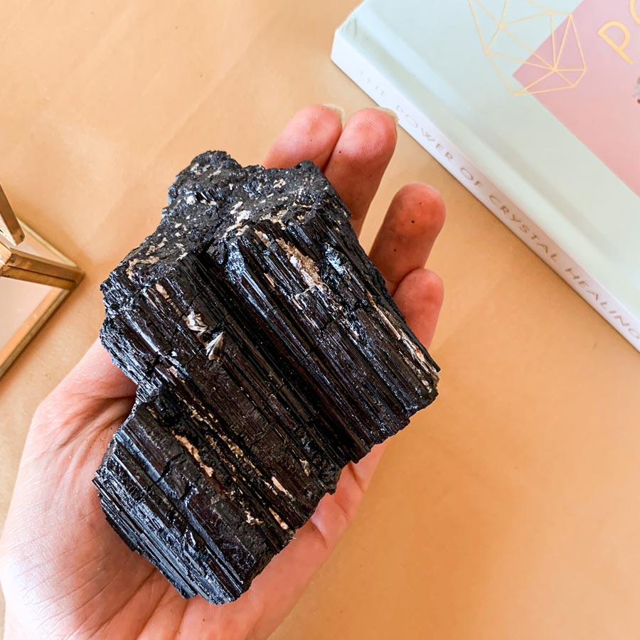 Turmalina Negra em bruto - N1 - Loja de Cristaloterapia Surya Cristais